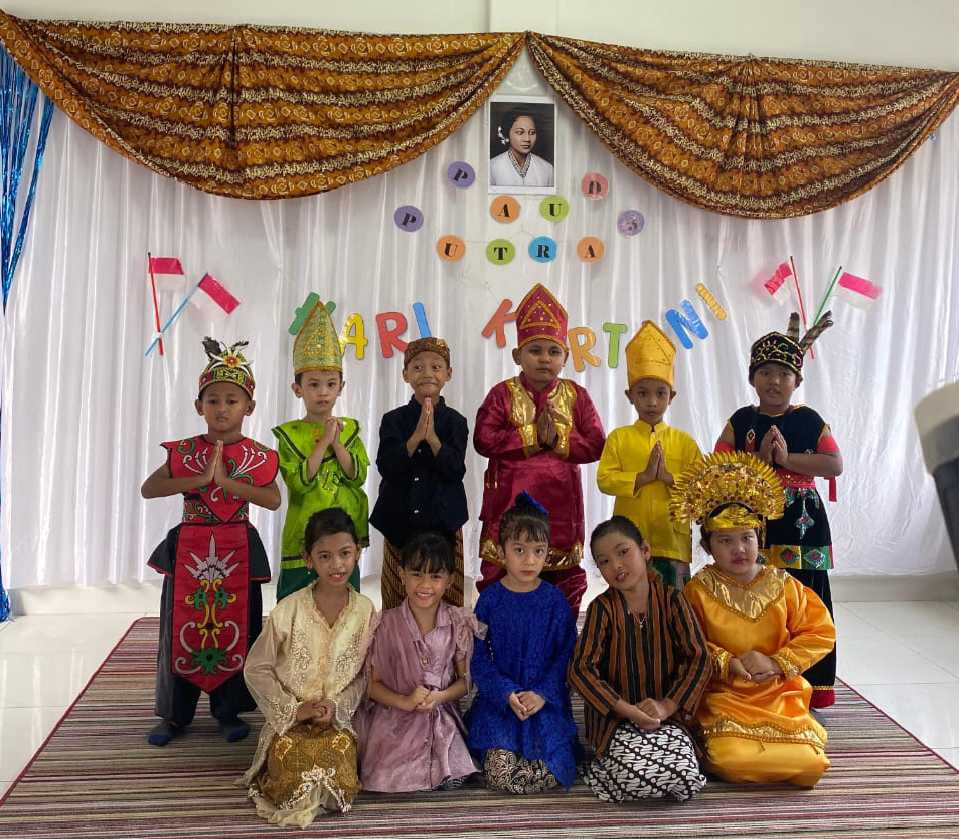 Meriahkan Hari Kartini, Siswa TK Putra 3 Banjarmasin Tampil Anggun dengan Baju Adat – KalselHits.com